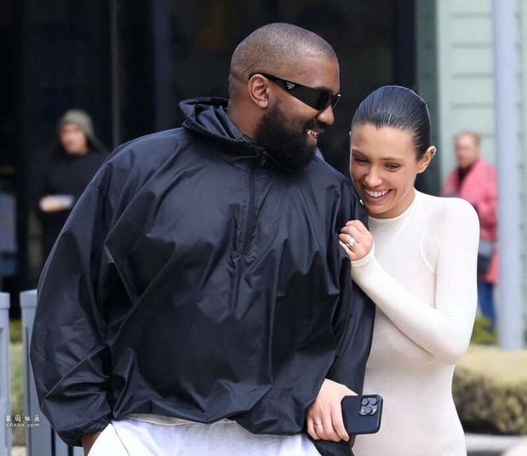 坎耶娇妻陪夫逛街 奶白连体衣内搭空气长腿惹眼 -6parkbbs.com